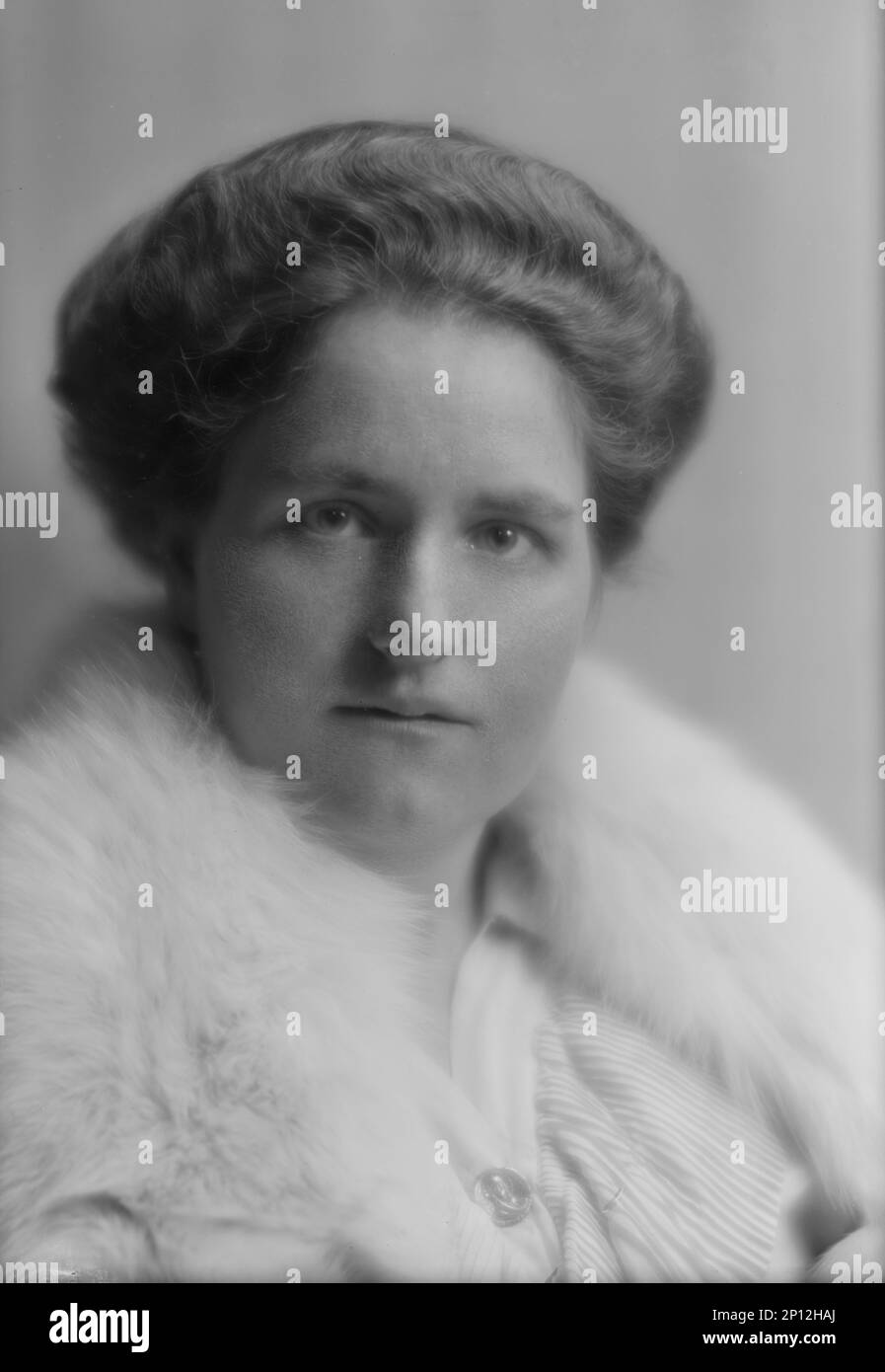Pauli-Von Schmidt, Elizabeth, Miss, portrait photograph, 1914 Nov. 11 ...