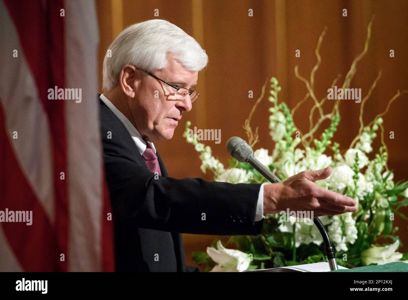 Former Senate Majority Leader Roger Moe speaks at a memorial service ...