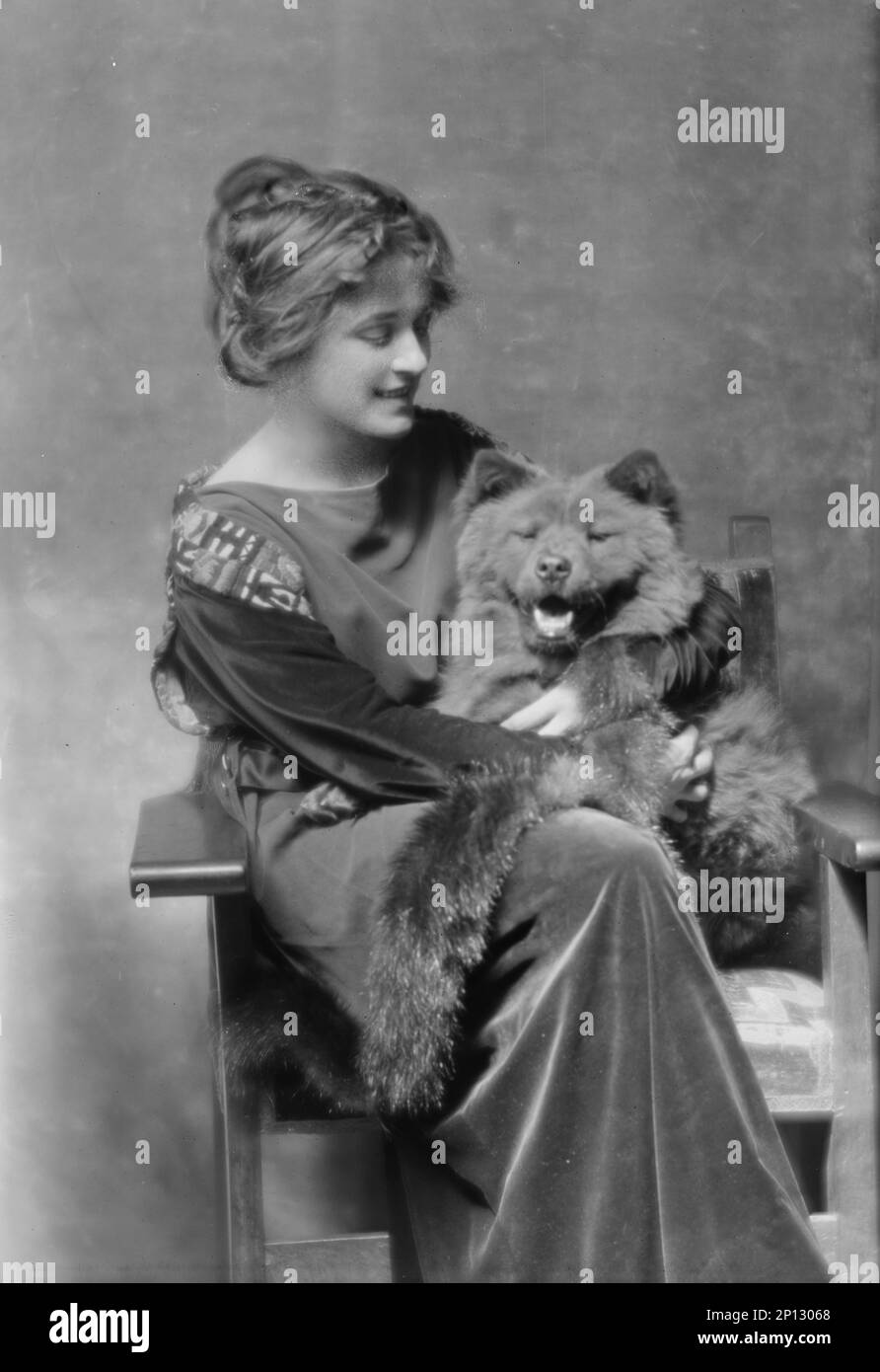 Portrait holding smiling actress sitting hi-res stock photography and ...