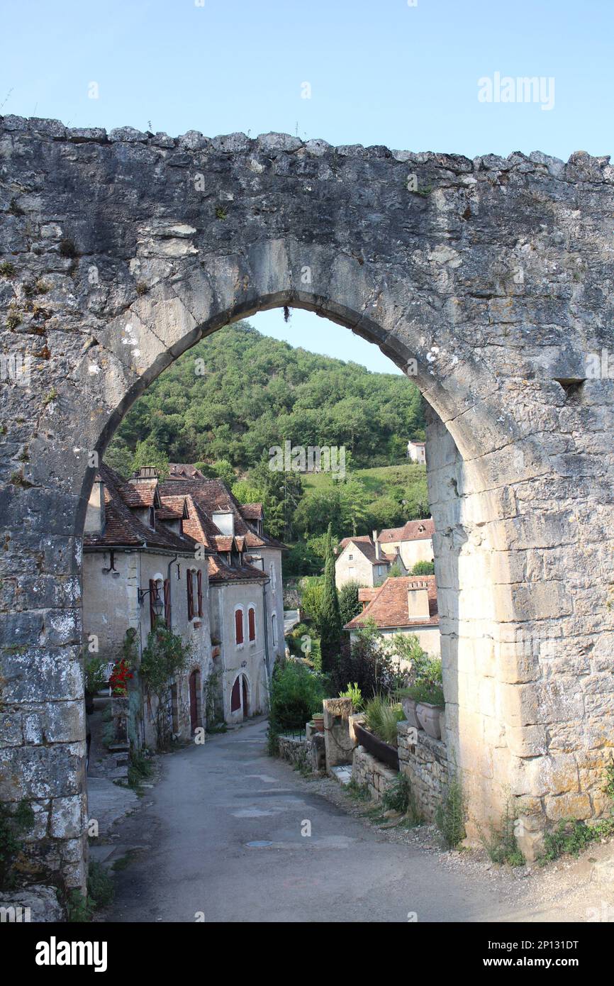 The village saint cirq lapopie hi-res stock photography and images - Alamy
