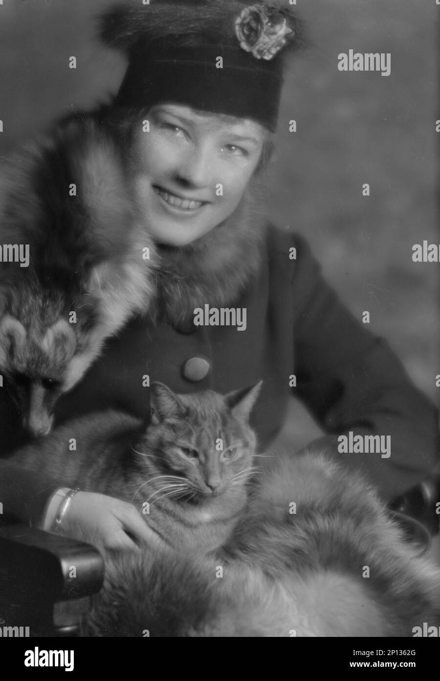 Campbell, Natalie, Miss, with Buzzer the cat, portrait photograph, 1914 ...