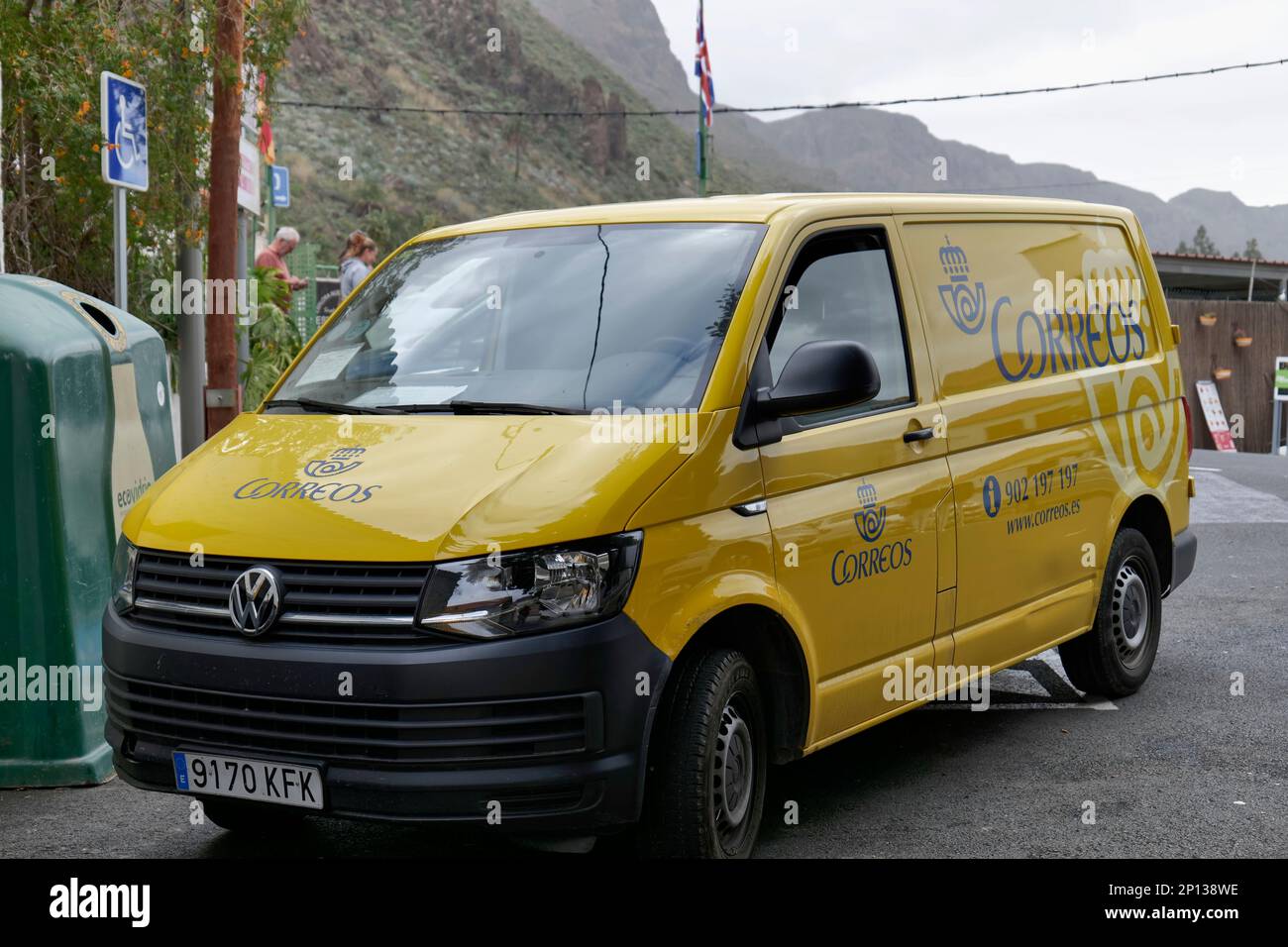Yellow correos post van hi-res stock photography and images - Alamy