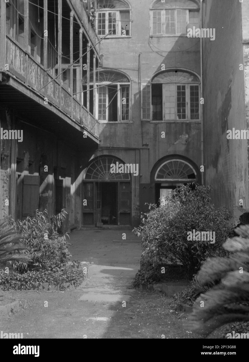 Courtyard, New Orleans, between 1920 and 1926 Stock Photo - Alamy