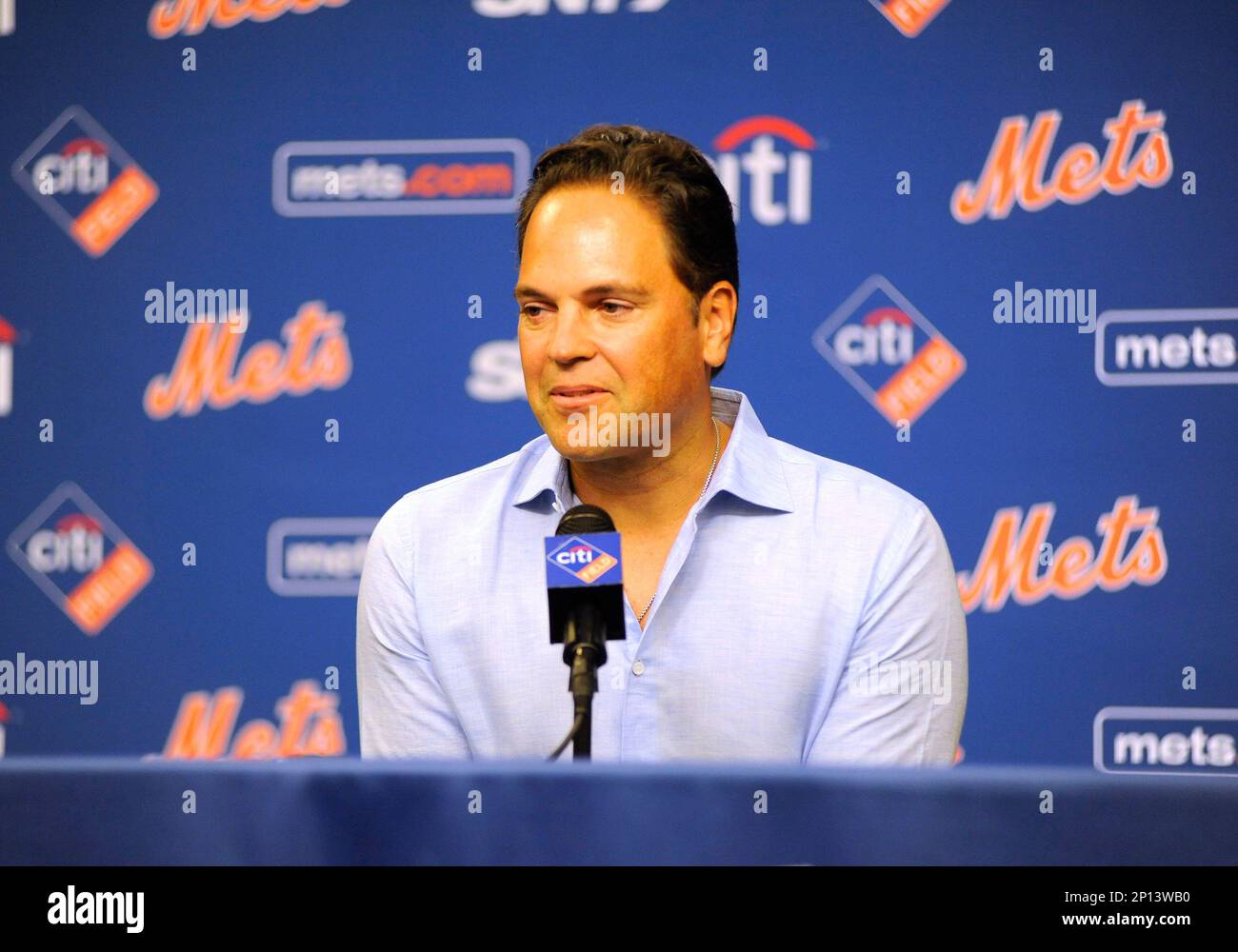 30 July, 2016. New York Mets former catcher Mike Piazza (31) holds a ...