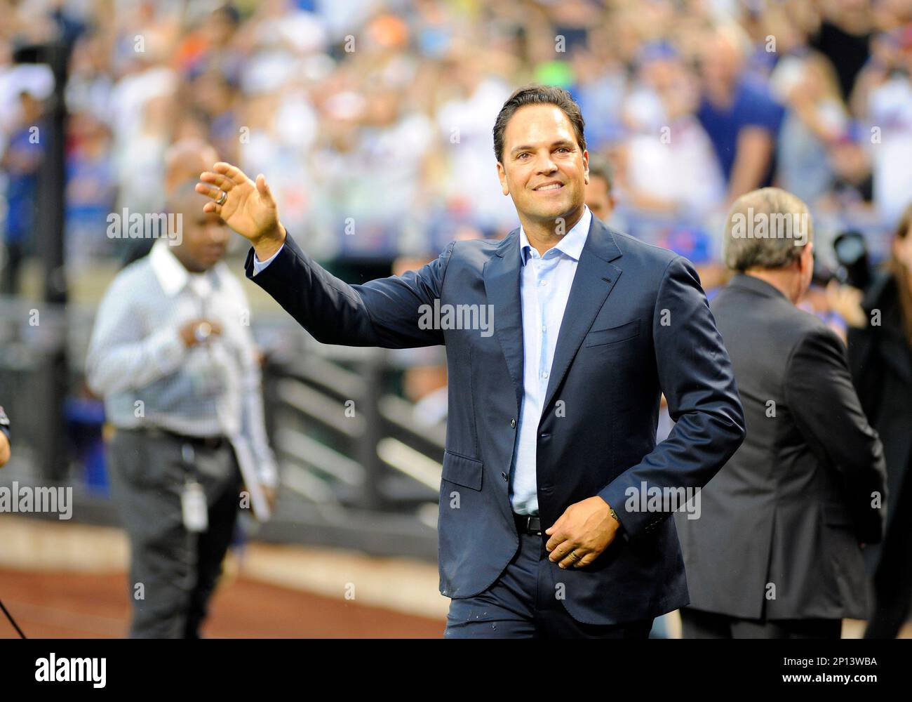 30 July, 2016. New York Mets former catcher Mike Piazza (31) waves to ...