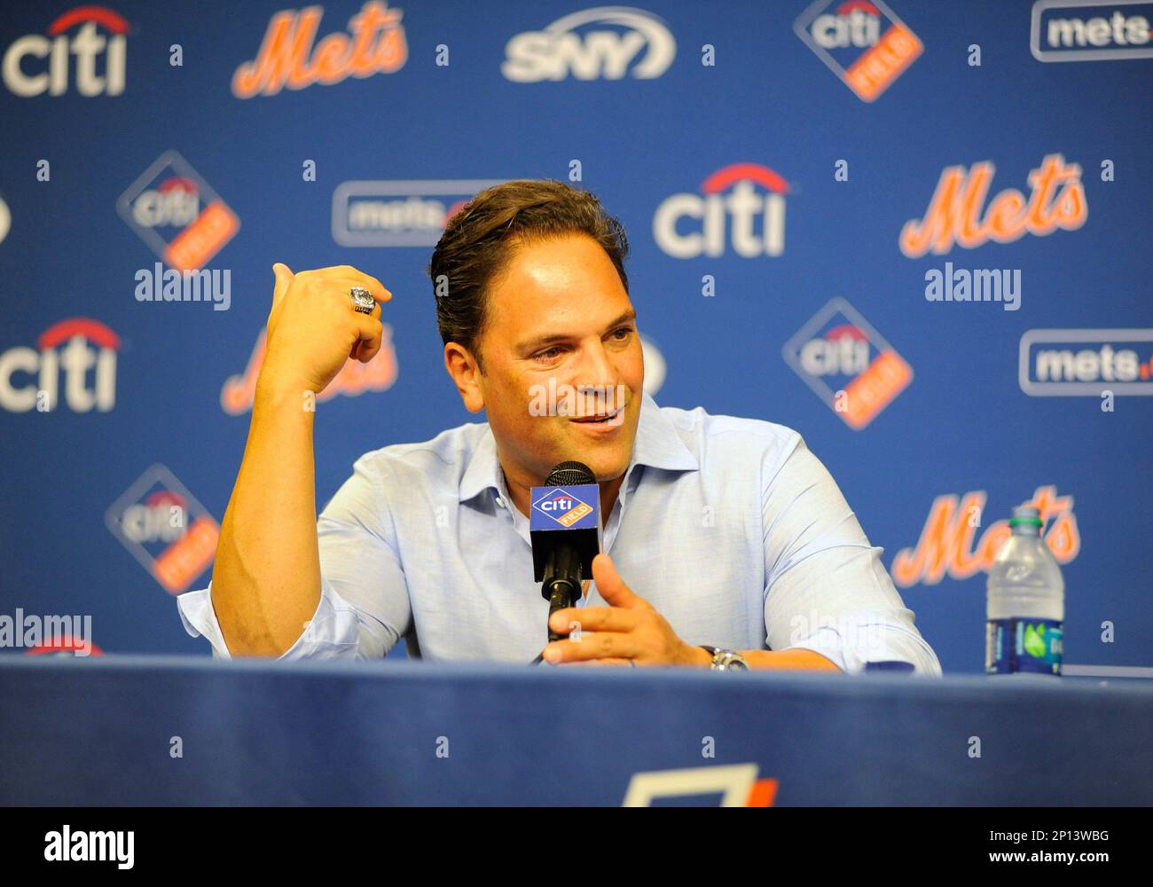 30 July, 2016. New York Mets former catcher Mike Piazza (31) holds a ...