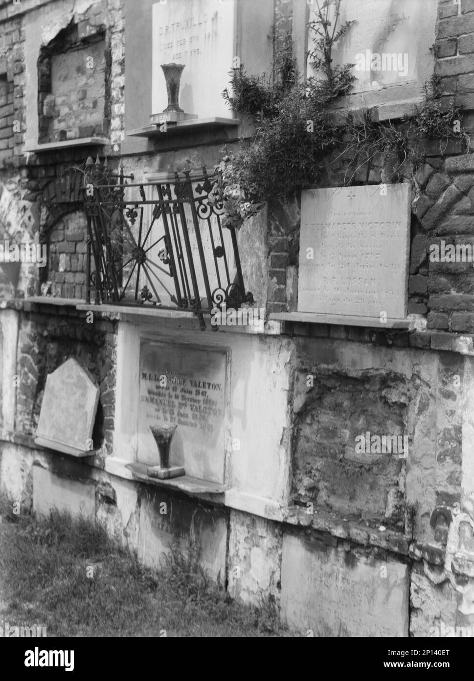 1920s gravestone hi-res stock photography and images - Alamy