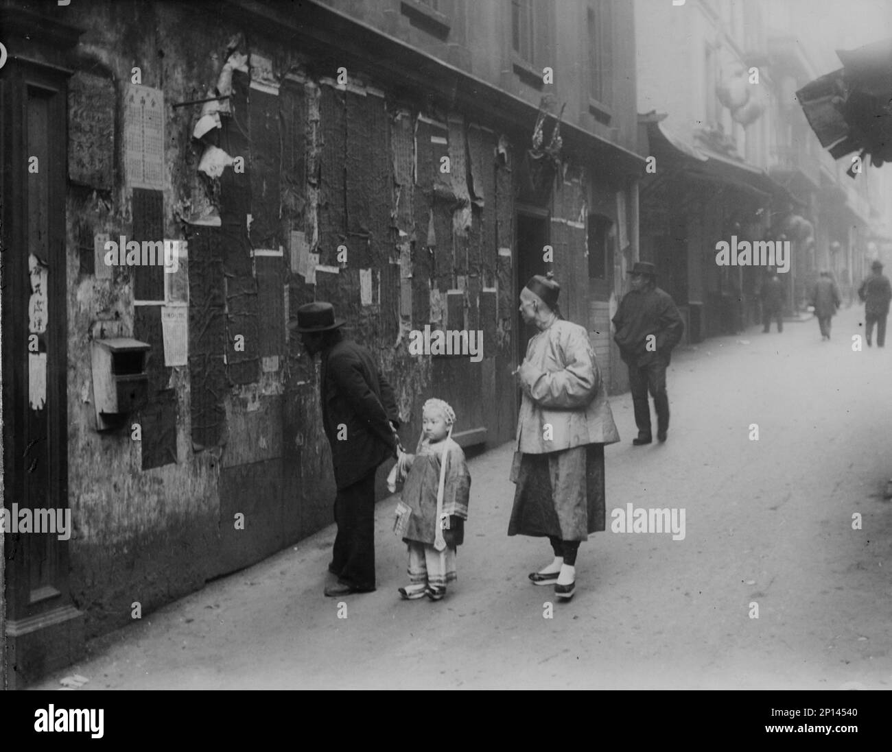 Reading the Tong proclamation, Chinatown, San Francisco, between 1896 ...