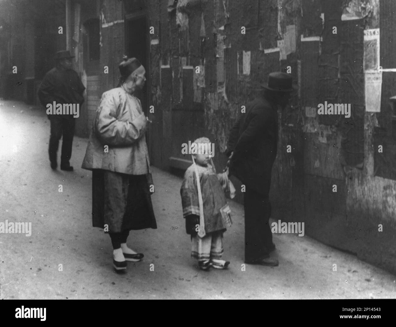 Reading the Tong proclamation, Chinatown, San Francisco, between 1896 ...