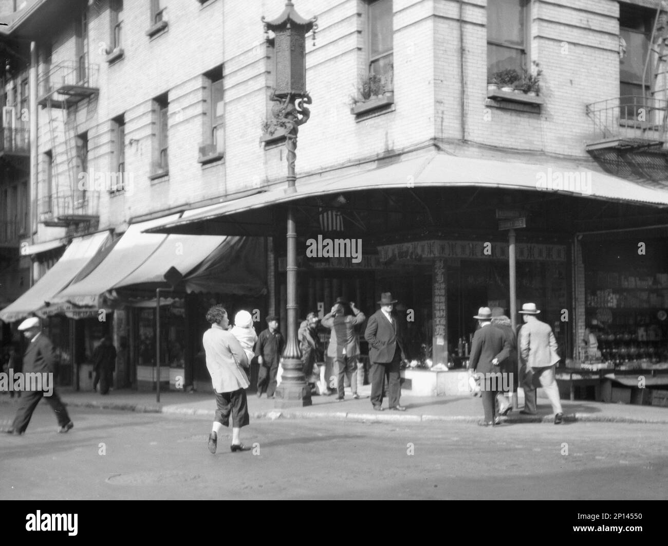San francisco chinatown corner street scene hi-res stock photography ...