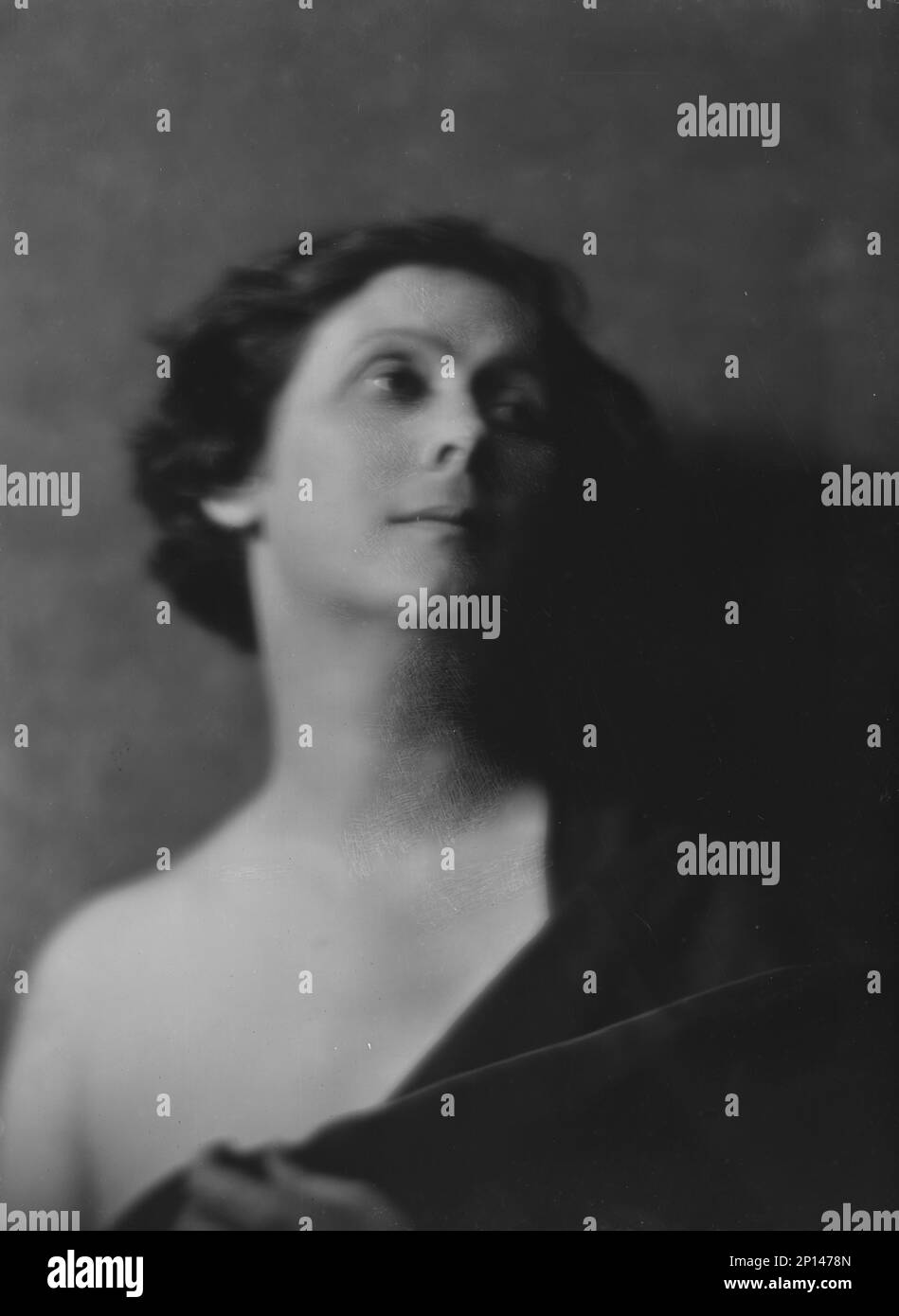 Duncan, Isadora, portrait photograph, between 1916 and 1918 Stock Photo ...