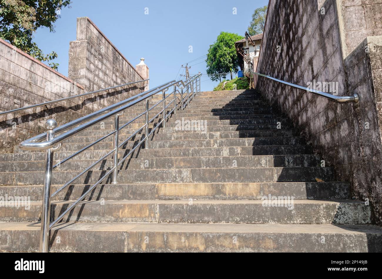 Stone step steps railings hi-res stock photography and images - Alamy