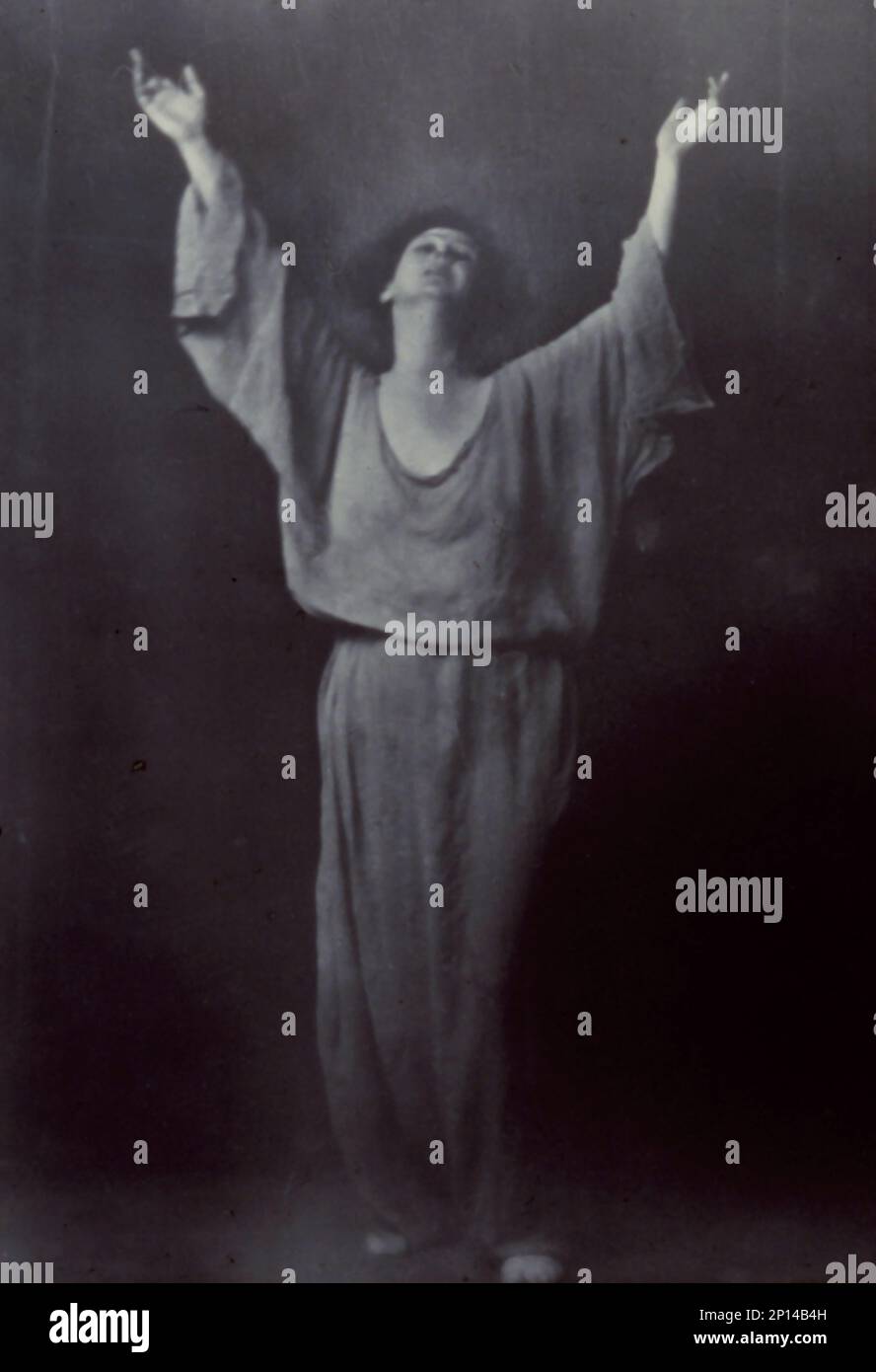 Isadora Duncan dancing, between 1916 and 1918 Stock Photo - Alamy