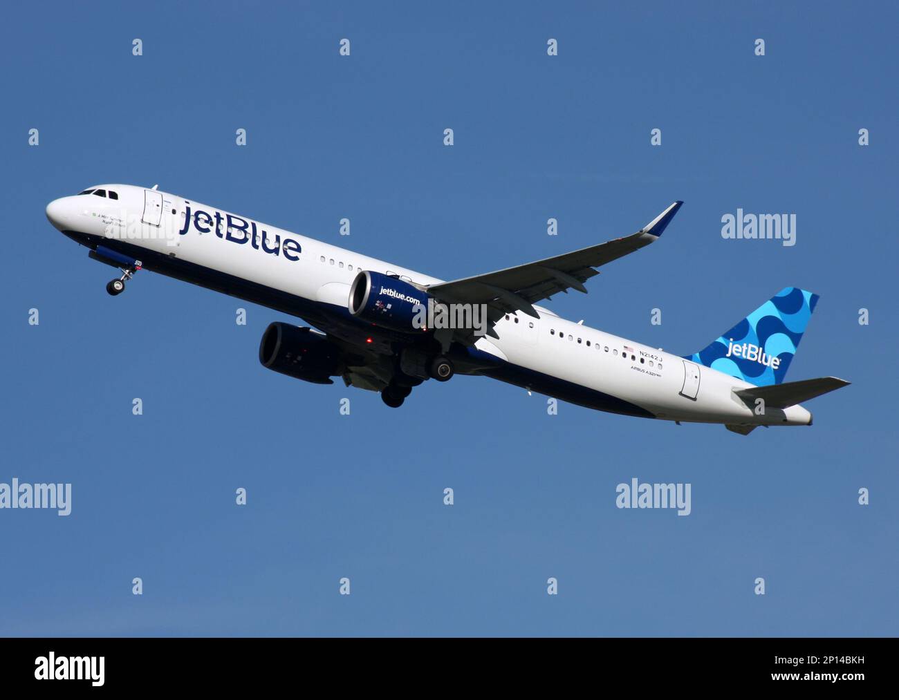 An Airbus A321neo of Jetblue Airways departs London Gatwick Airport ...