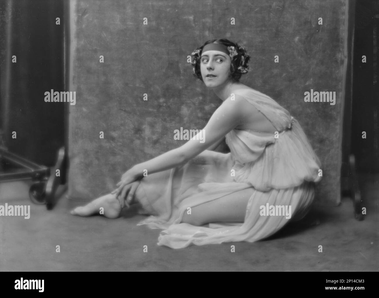 Moore, Dulcie, Miss, portrait photograph, between 1916 and 1918 Stock ...