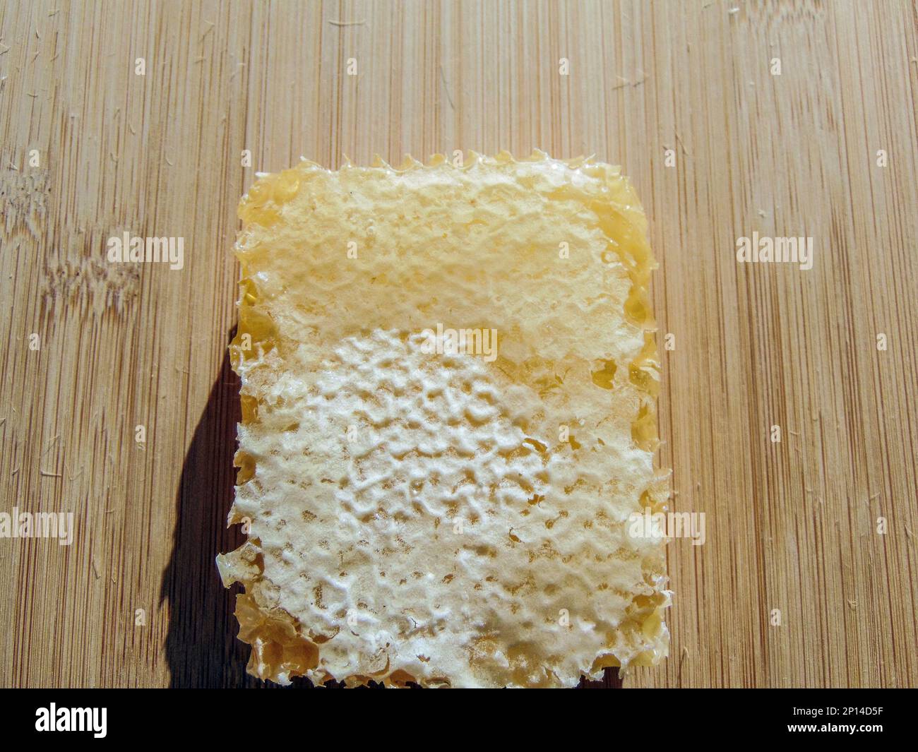 Natural honeycomb hi-res stock photography and images - Alamy
