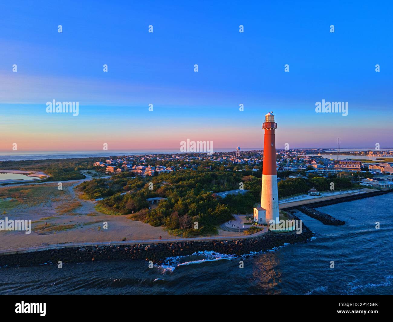 Lighthouse by the seashore hi-res stock photography and images - Alamy
