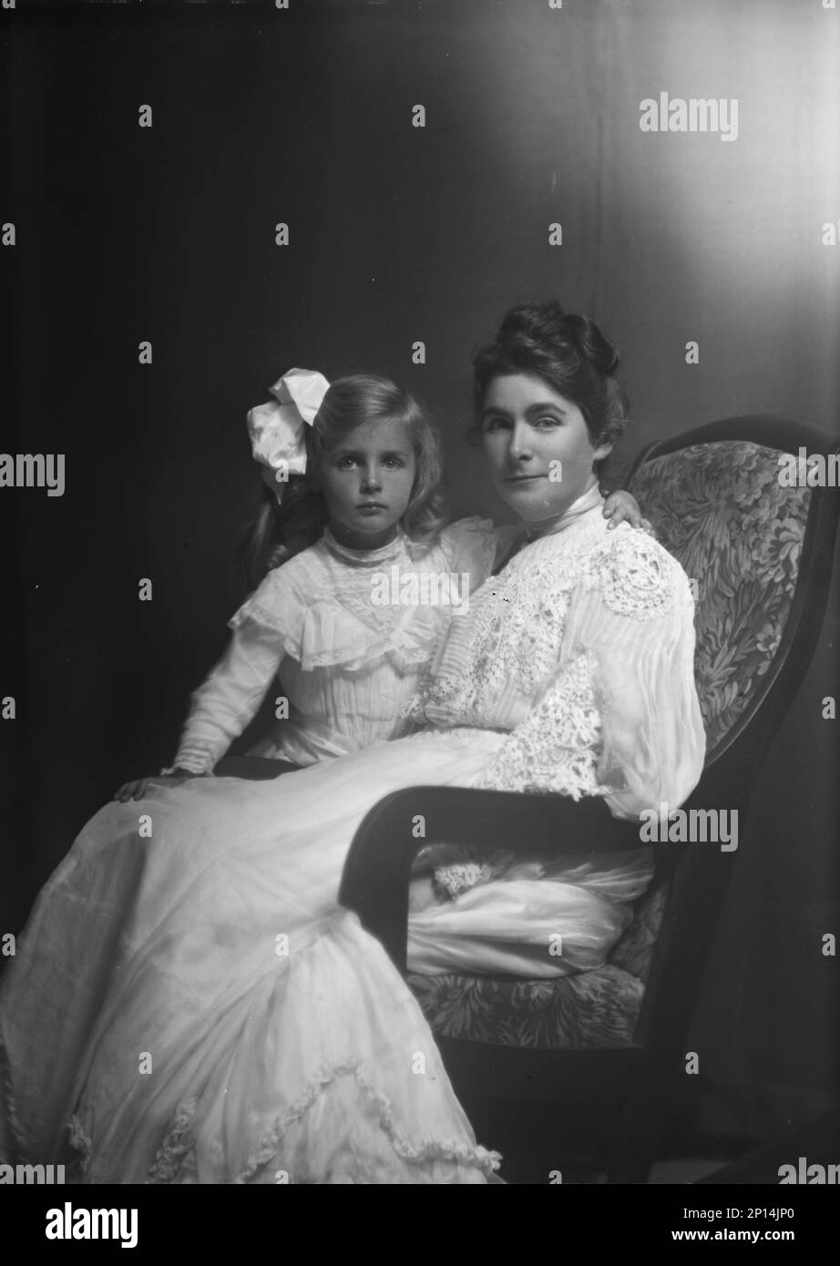 Coxhead girl and mother, portrait photograph, 1906 Dec. 2 Stock Photo ...