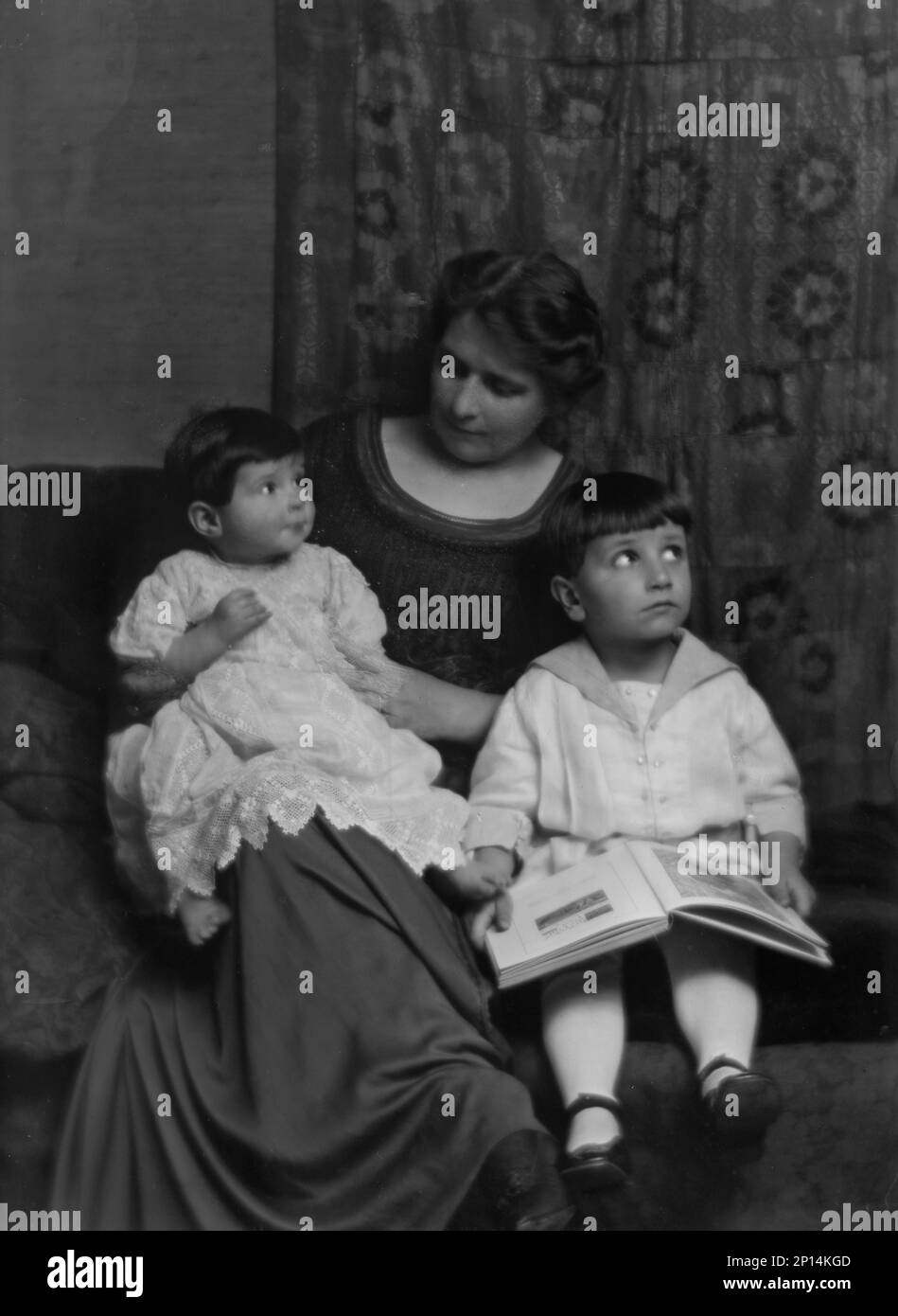 Lewis, Clarence, Mrs., and children, portrait photograph, 1915 Stock ...