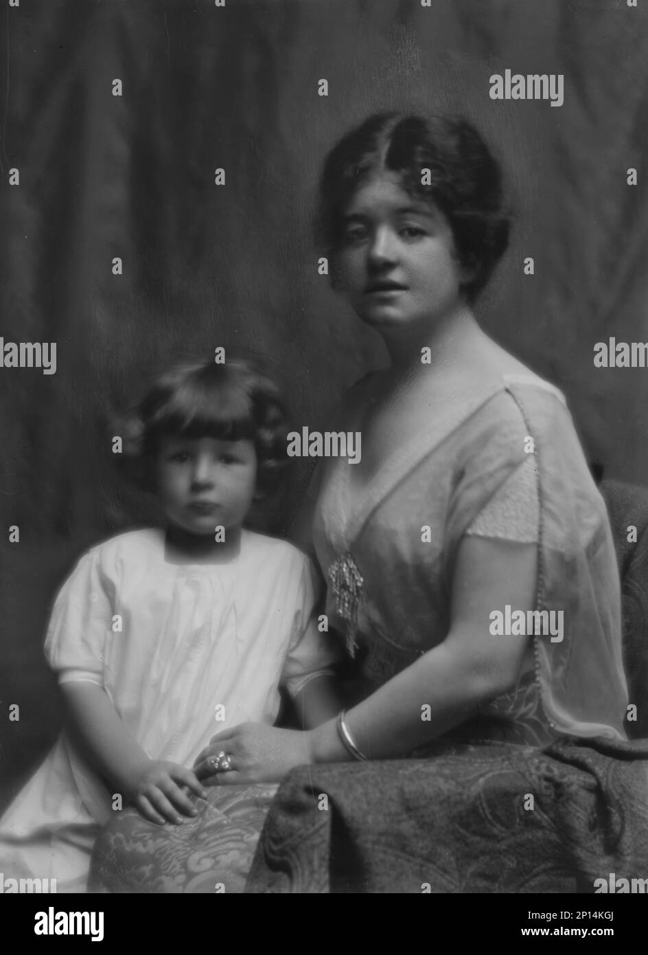 Goddard, Mrs., and children, portrait photograph, between 1912 and 1915 ...