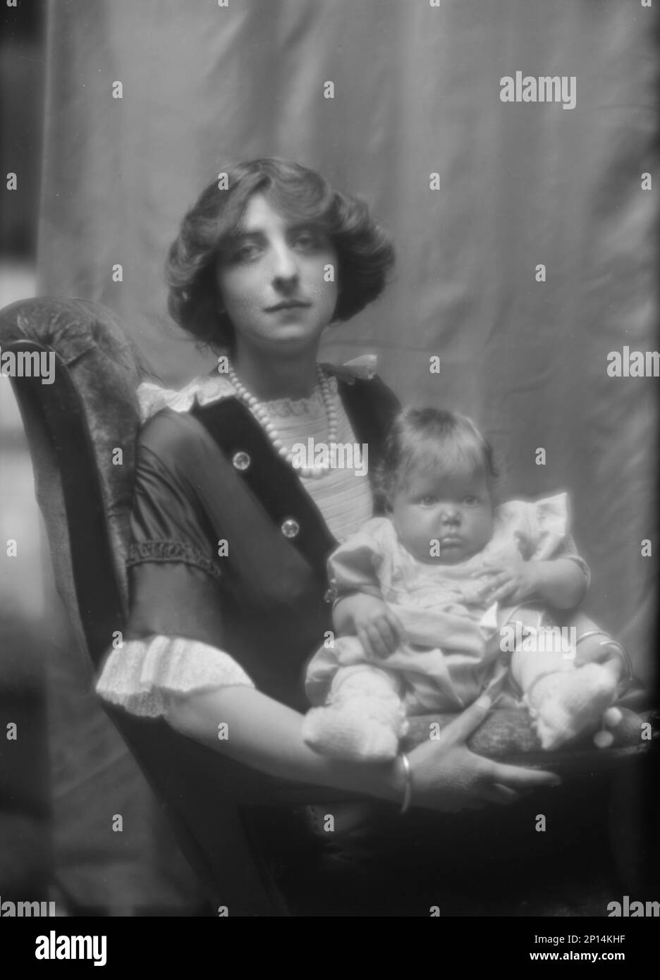 Moracchini, Pierre, Mrs., and baby, portrait photograph, 1913 Stock ...