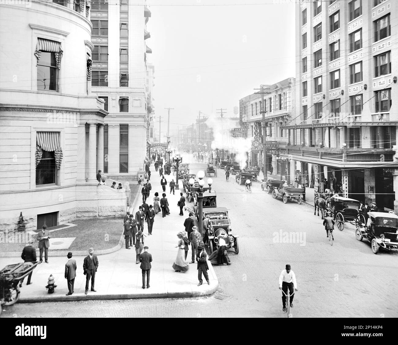 Early 1900s street scene hi-res stock photography and images - Alamy