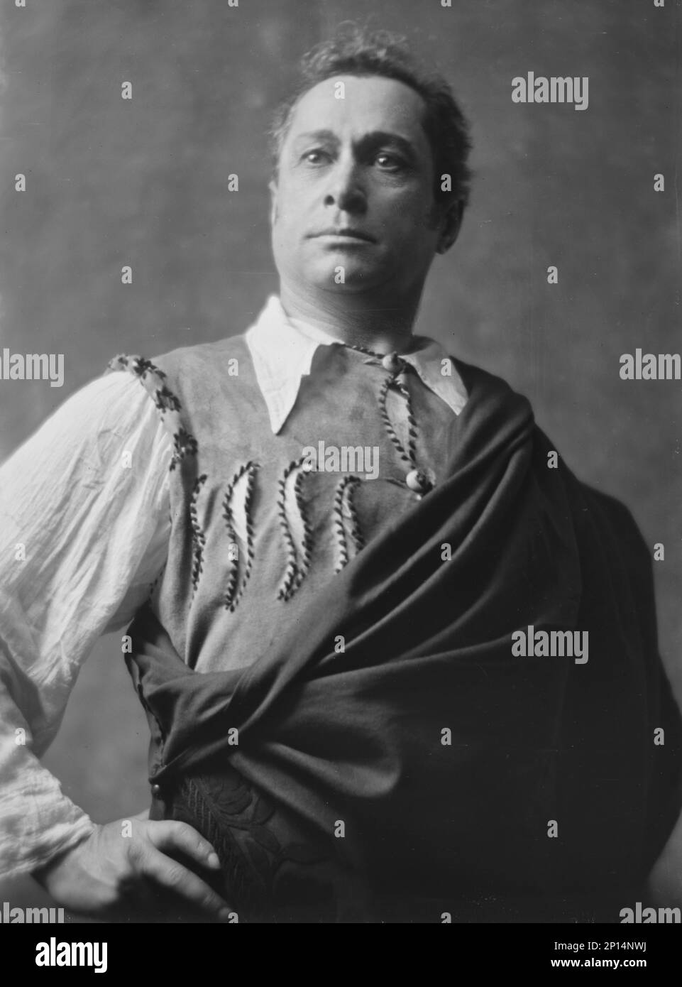 1920s performer in costume hi-res stock photography and images - Alamy