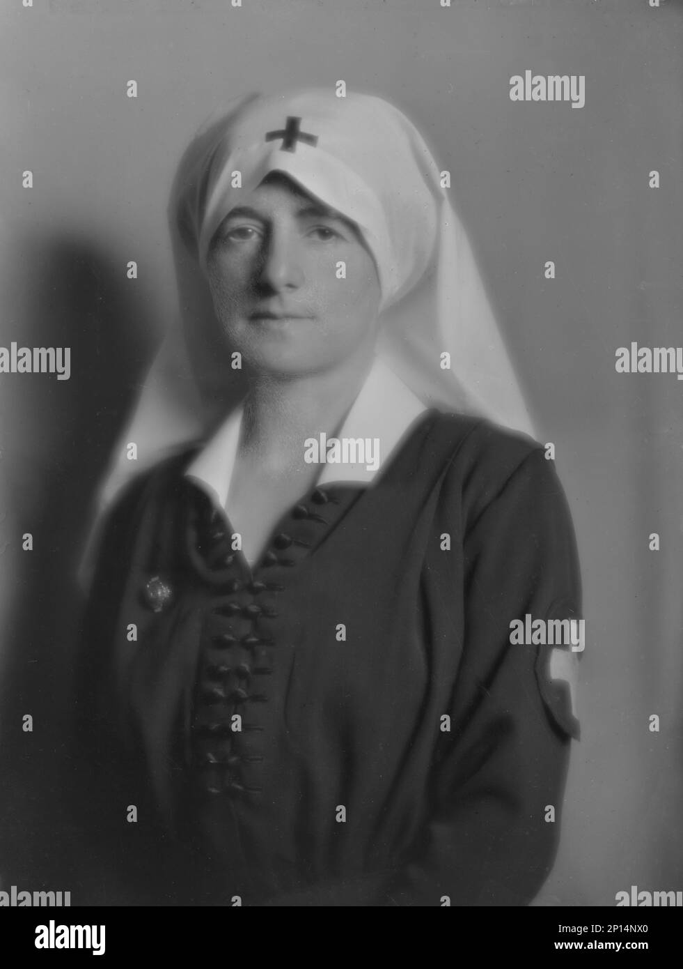 Woman portrait serious 1910s hi-res stock photography and images - Alamy