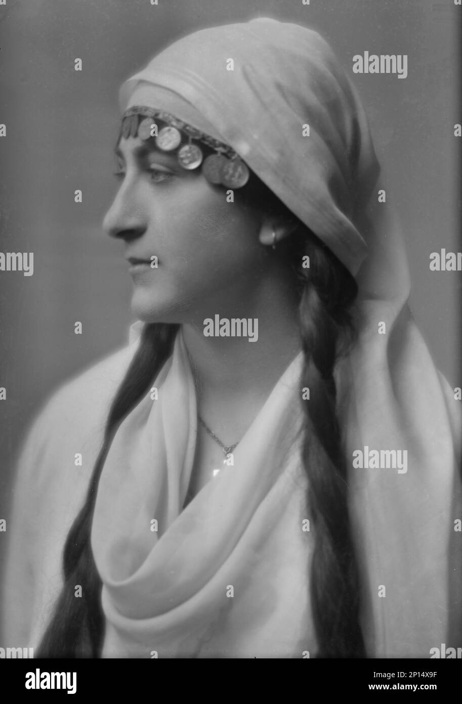 Members of the International Institute for Immigrant Girls, Y.W.C.A ...