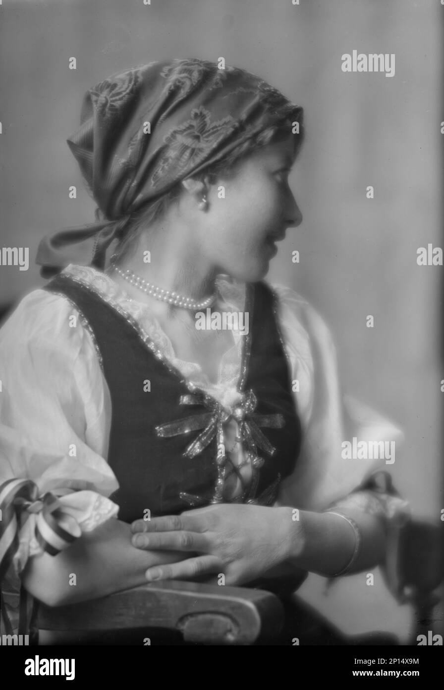 Members of the International Institute for Immigrant Girls, Y.W.C.A ...