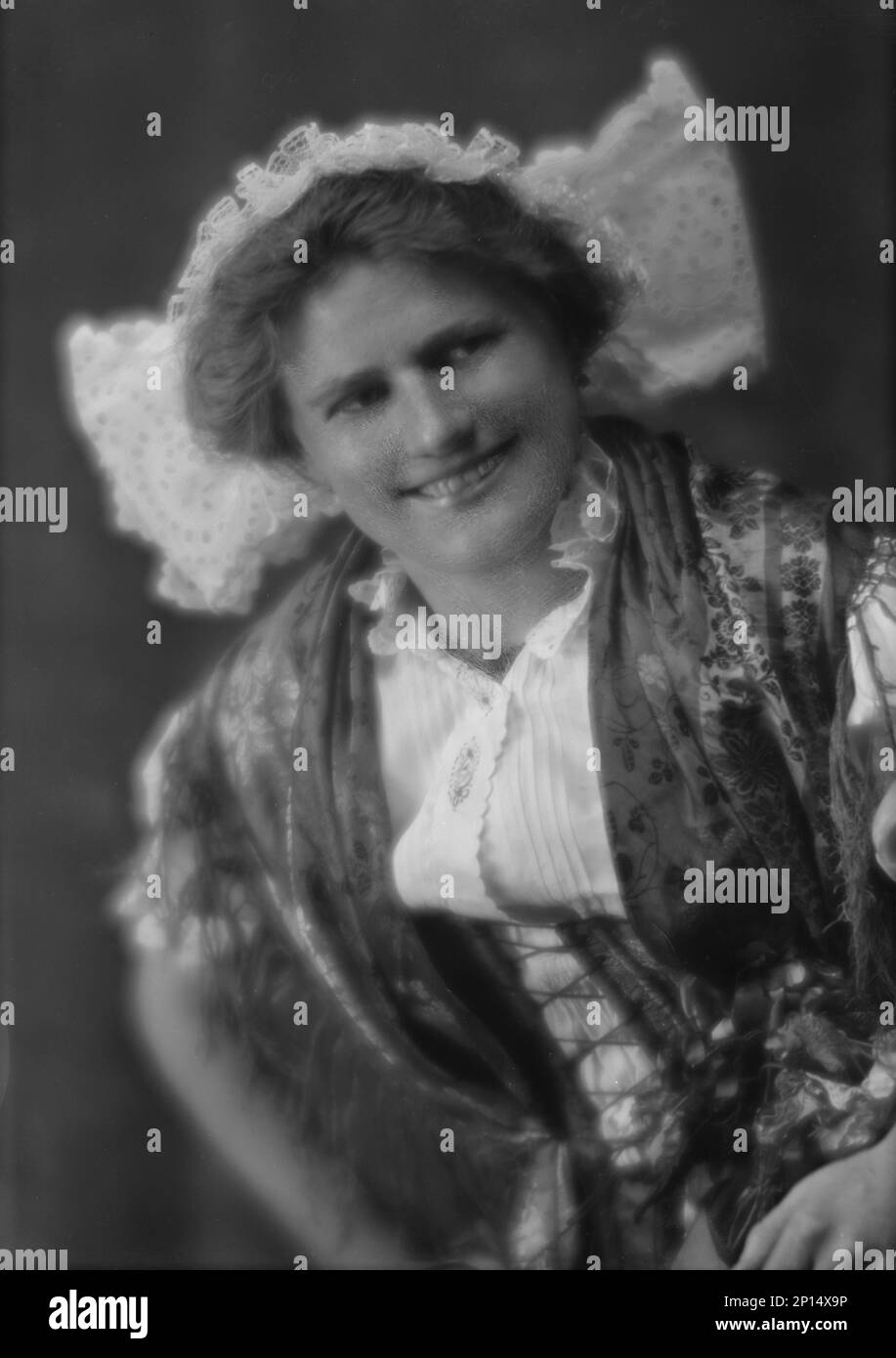 Members of the International Institute for Immigrant Girls, Y.W.C.A ...