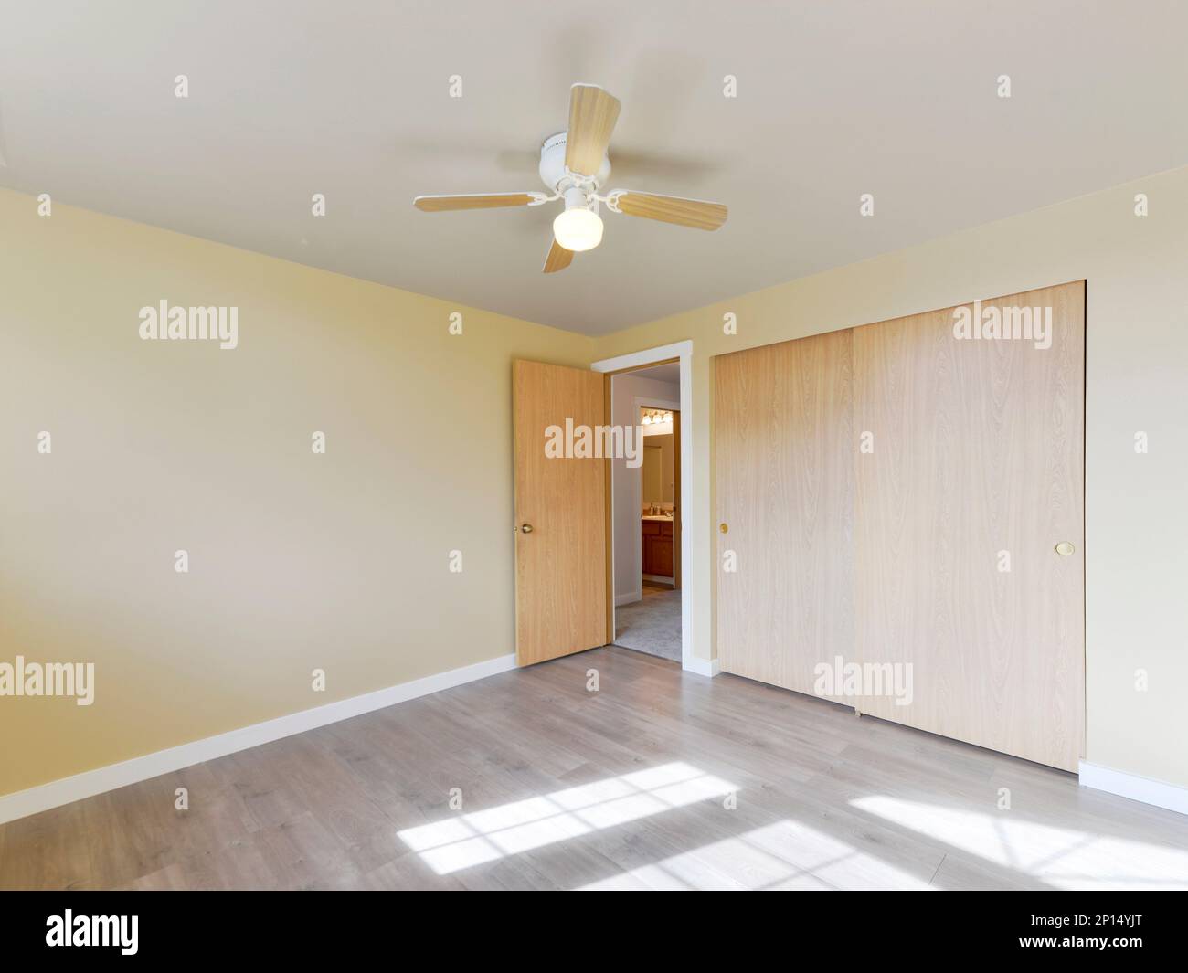 Empty room ceiling fan hi-res stock photography and images - Alamy