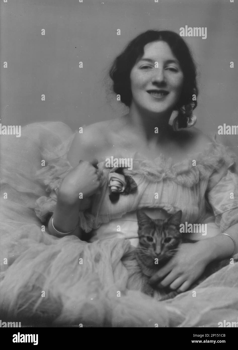 Miss Audrey Munson, with Buzzer the cat, portrait photograph, 1915 Mar ...