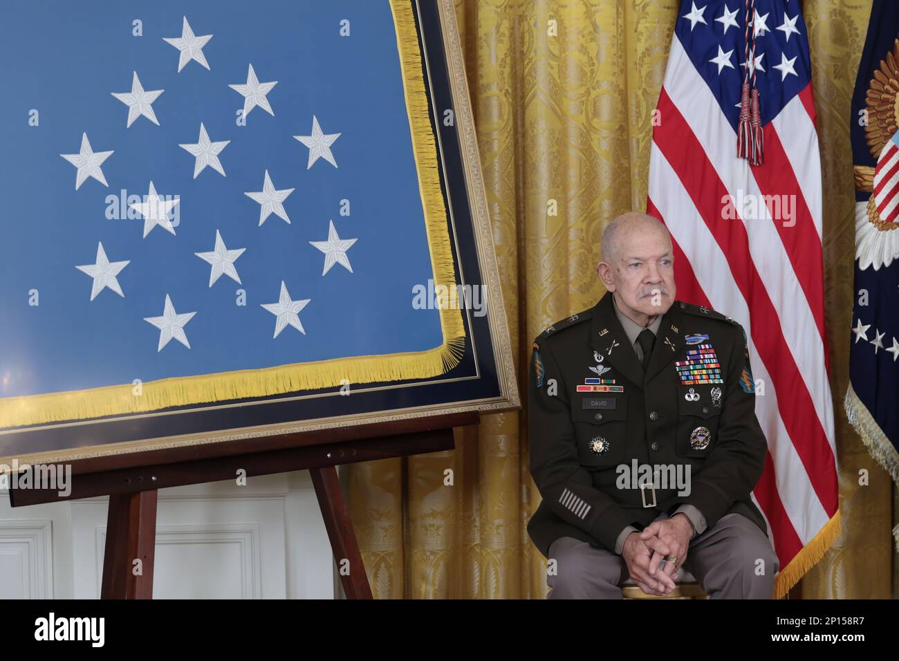 Ret. U.S. Army Colonel Paris Davis awarded the Medal of Honor to for ...