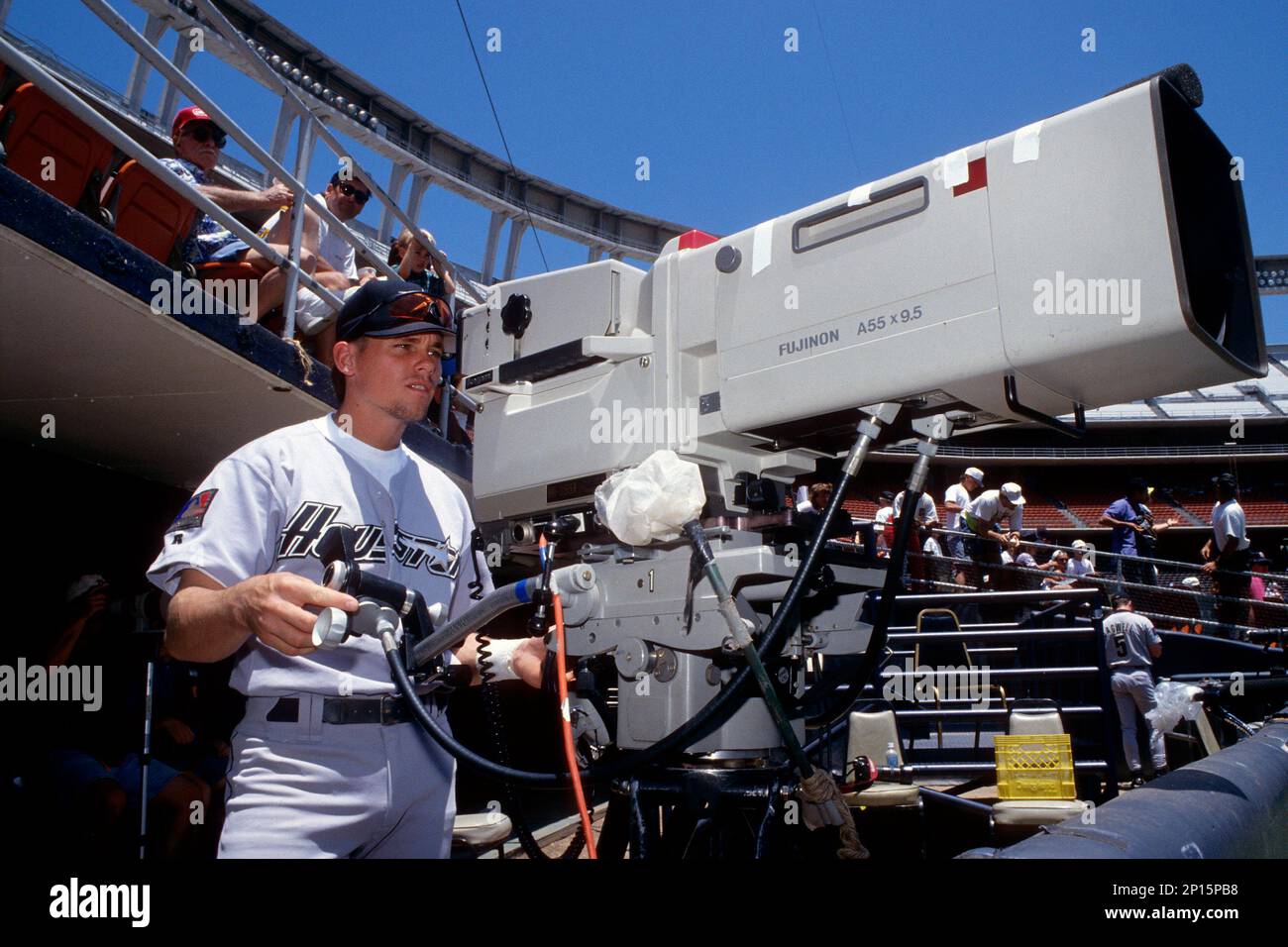 19 Jun. 1994: Houston Astros infielder Craig Biggio (7) gets behind a ...