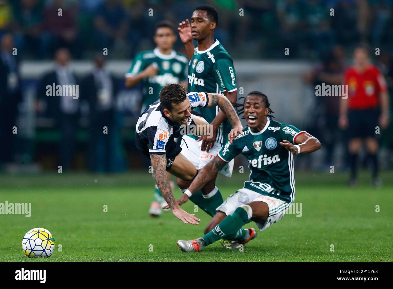 SAO PAULO - SP - 12/07/2016 - BRASILEIRO A 2016/PALMEIRAS X SANTOS - Arouca do Palmeiras disputa ...