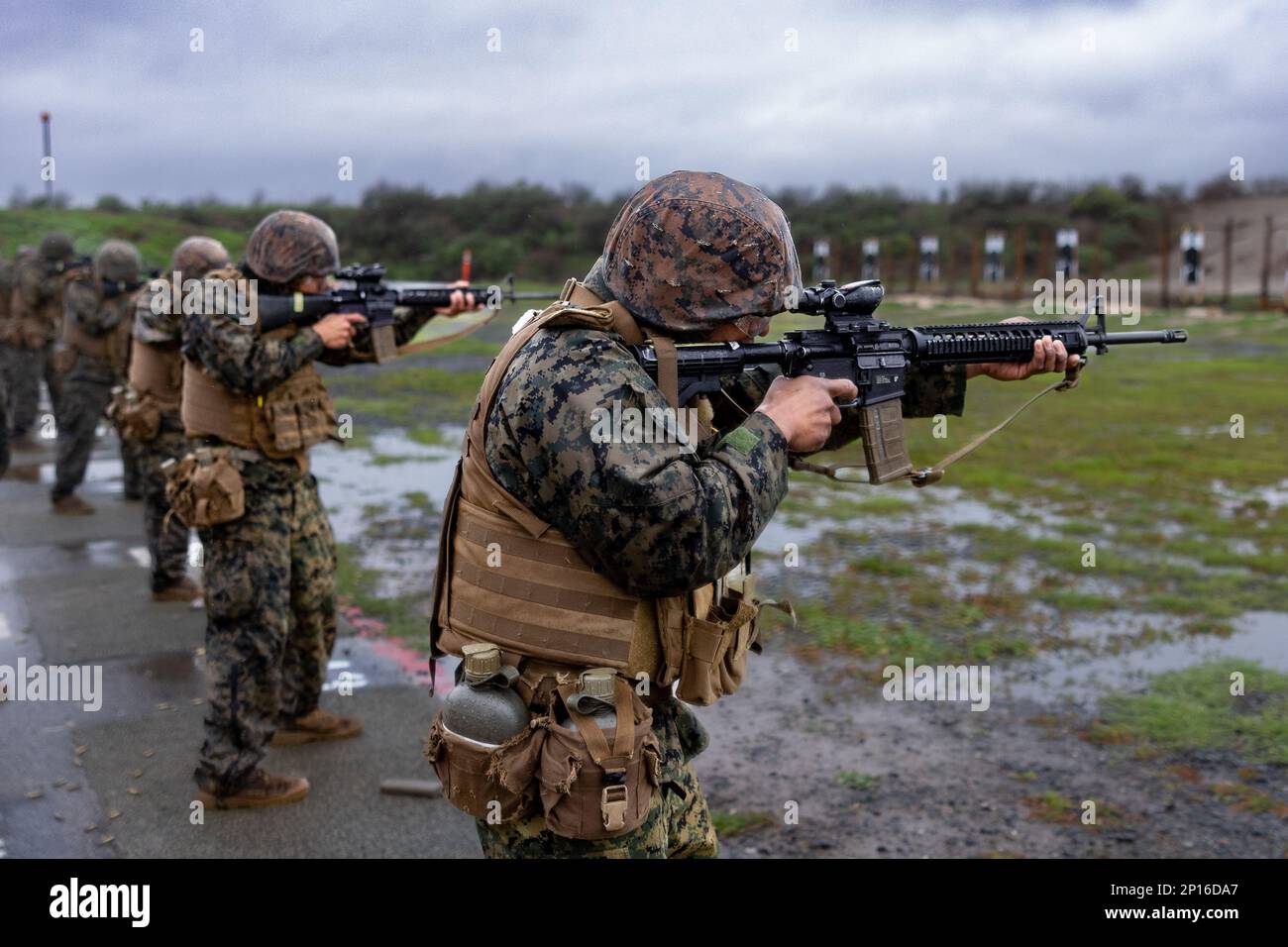 U.S. Marine Corps recruits with Echo Company, 2nd Recruit Training ...
