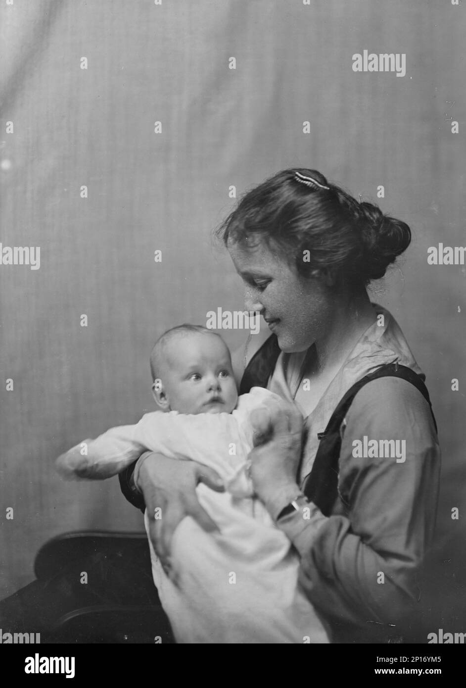 Mrs. Baldwin Smith, and baby, portrait photograph, 1918 Nov. 23 Stock ...