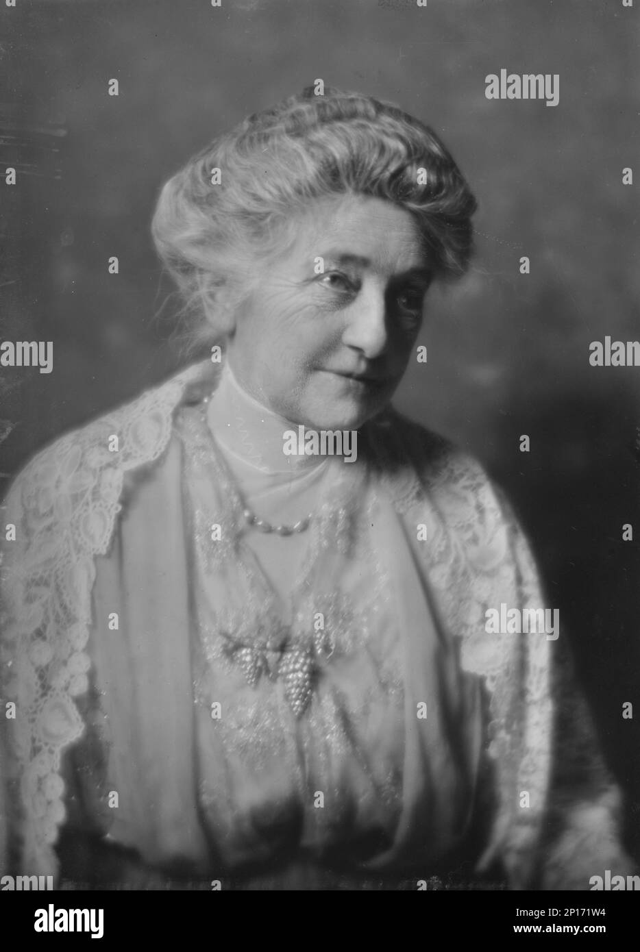 Mrs. Stow, portrait photograph, 1918 Feb. 5 Stock Photo - Alamy