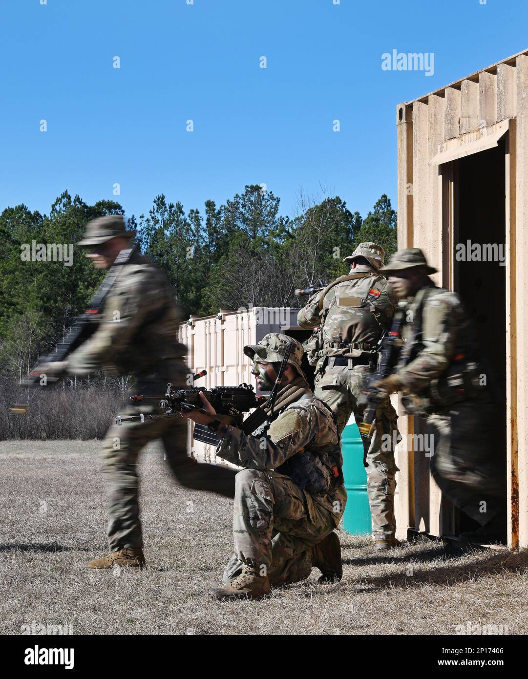Soldiers assigned to the U.S. Army John F. Kennedy Special Warfare ...