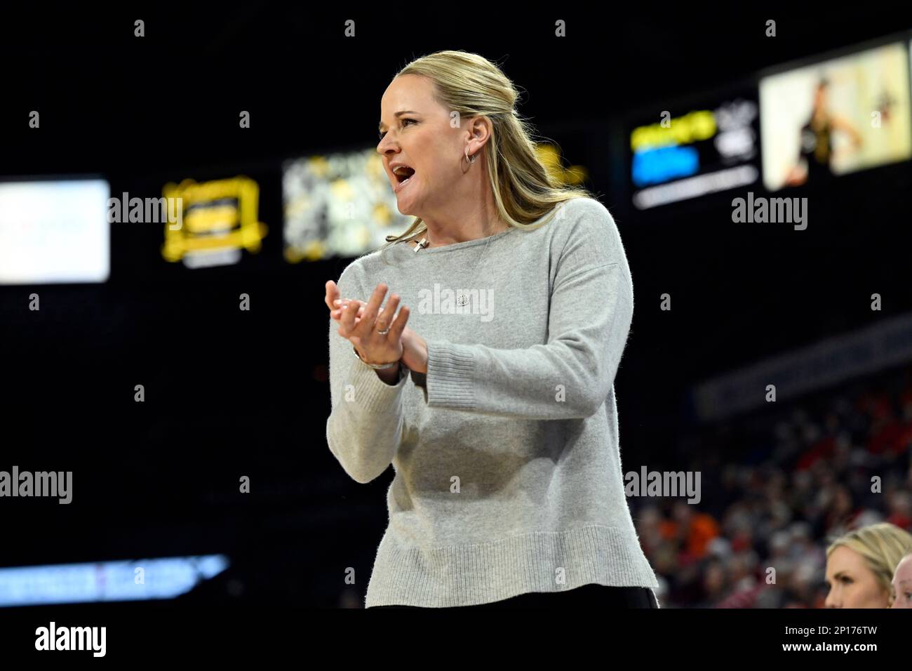 Utah head coach Lynne Roberts applauds during the second half of an ...