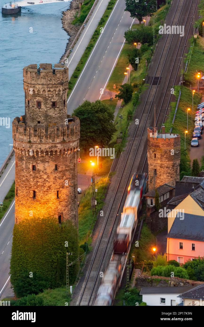 Oberwesel: river Rhein (Rhine), tower Ochsenturm, Old Town, city walls ...