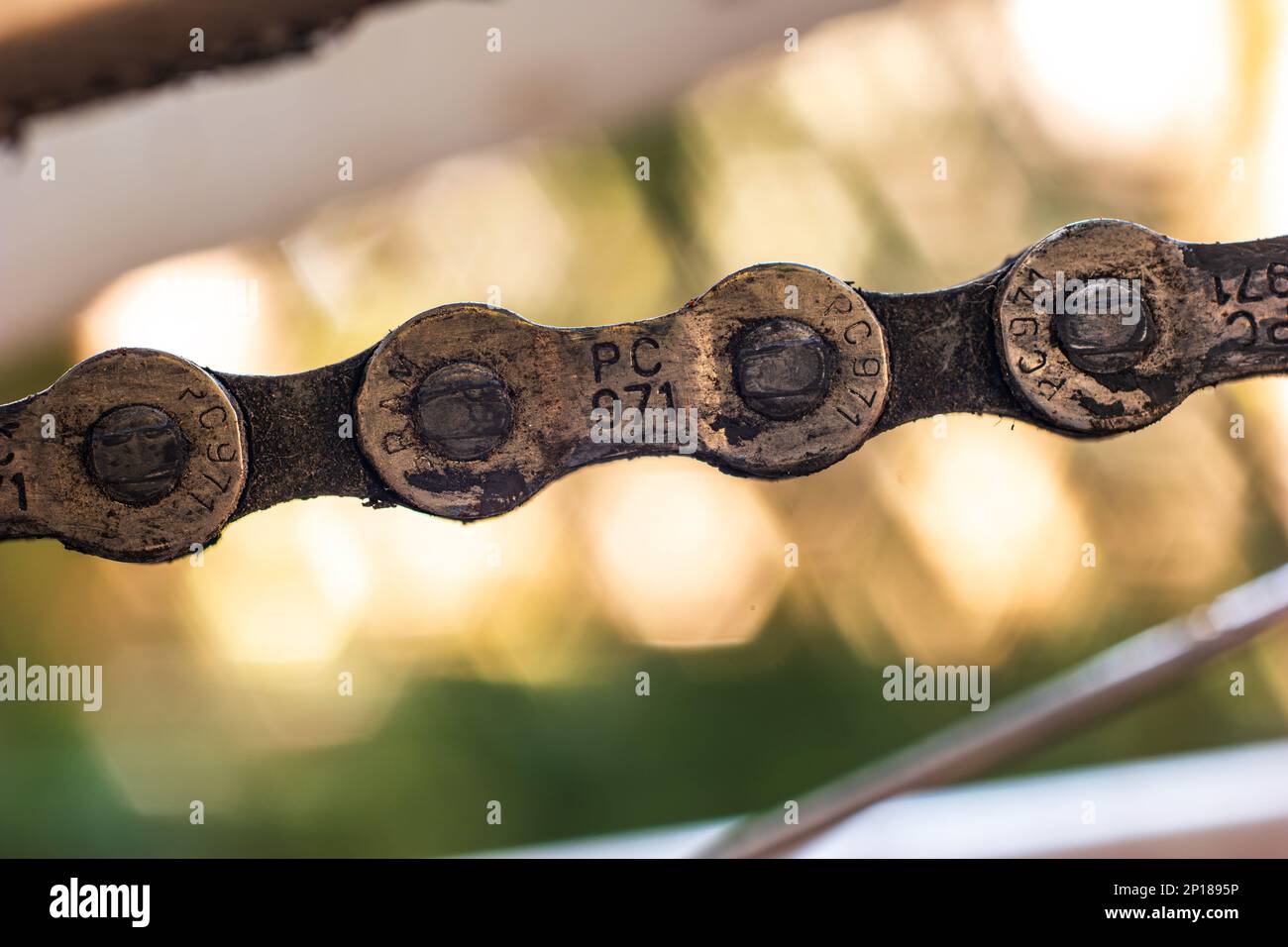 Dirty old gunky mountain bike link chain macro close up shot defocused ...