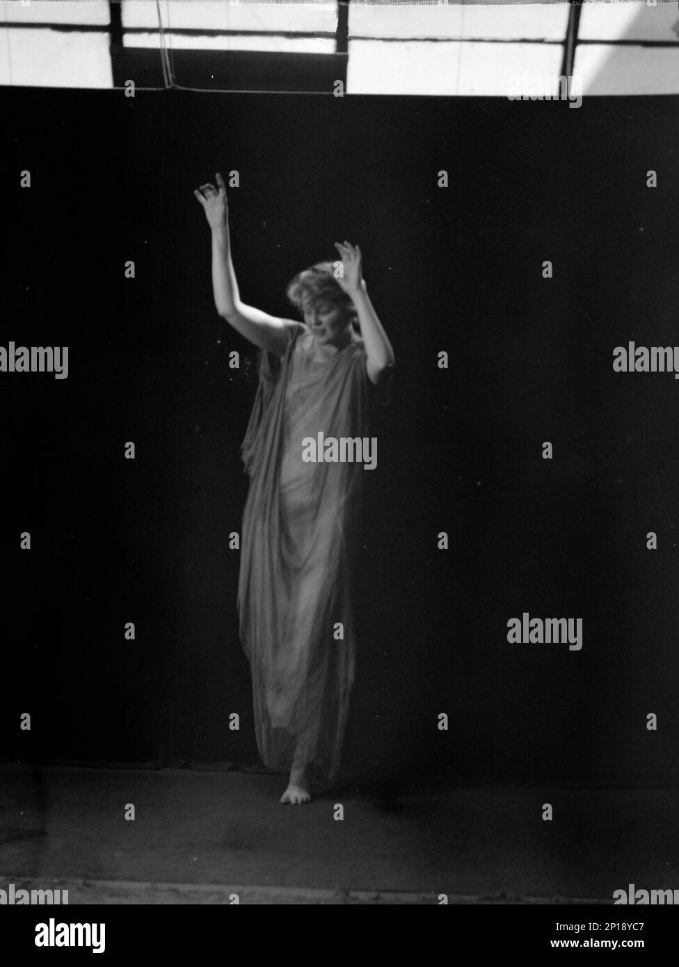Unidentified dancer, possibly an Elizabeth Duncan dancer, between 1911 ...