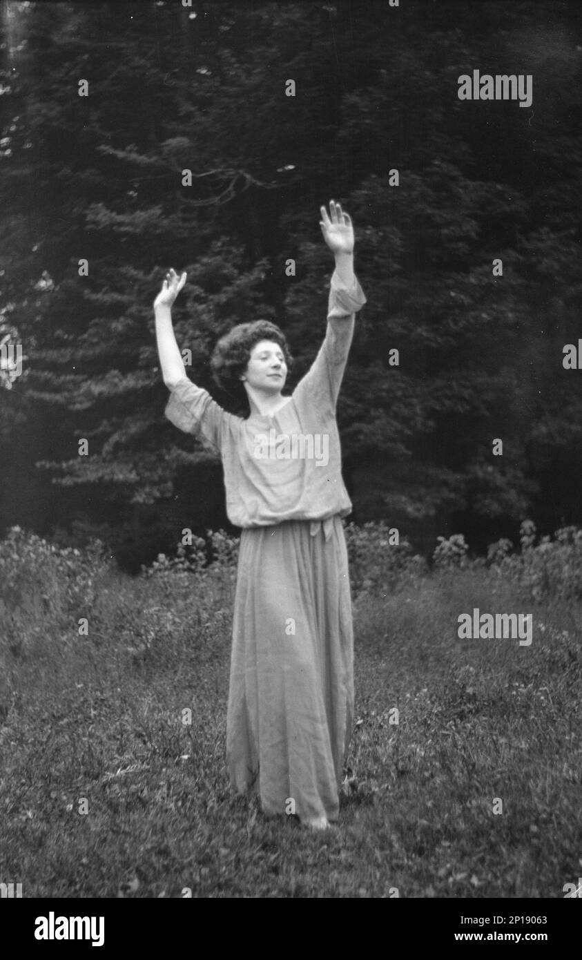 Unidentified dancer, possibly an Elizabeth Duncan dancer, between 1911 ...