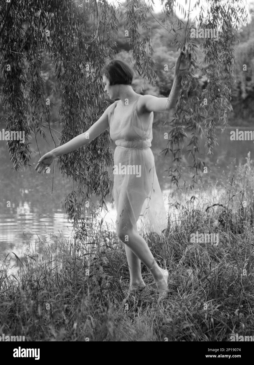 Unidentified dancer, possibly an Elizabeth Duncan dancer, between 1911 ...