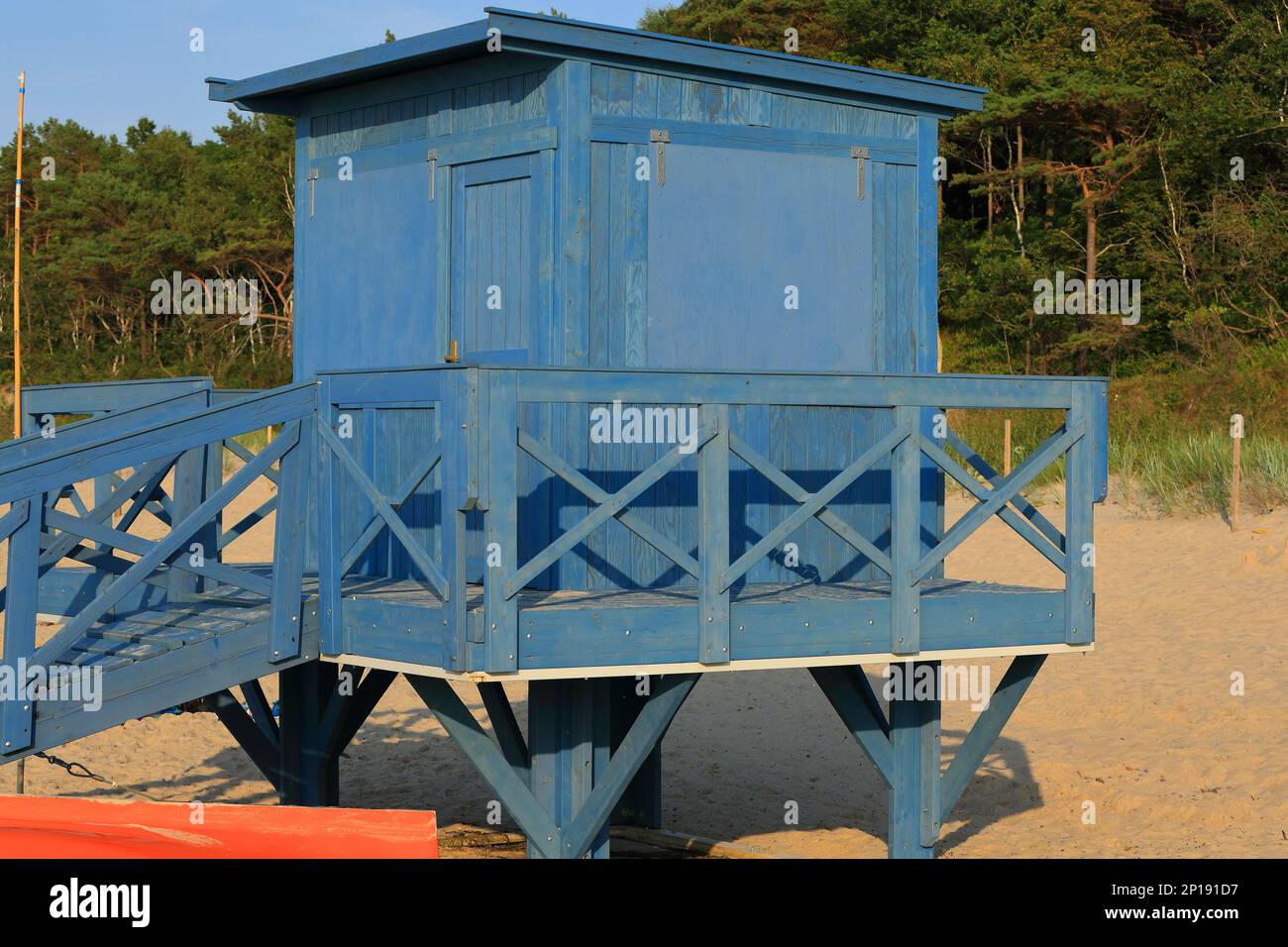 Blue lifeguard tower hi-res stock photography and images - Alamy