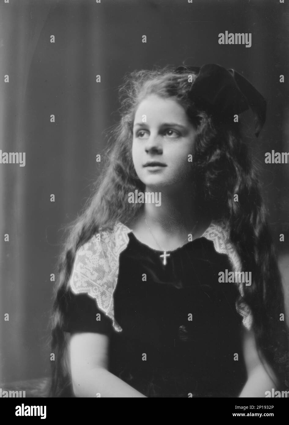 Daughter of Mrs. Andrew Welsh, portrait photograph, 1917 Stock Photo ...