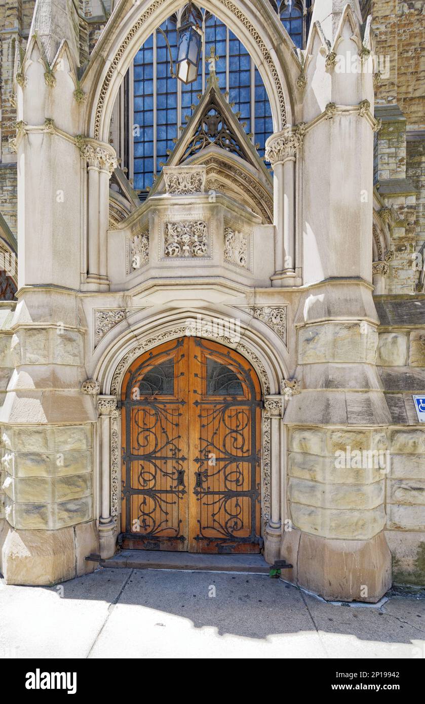Pittsburgh Downtown: First Presbyterian Church on Sixth Avenue is ...