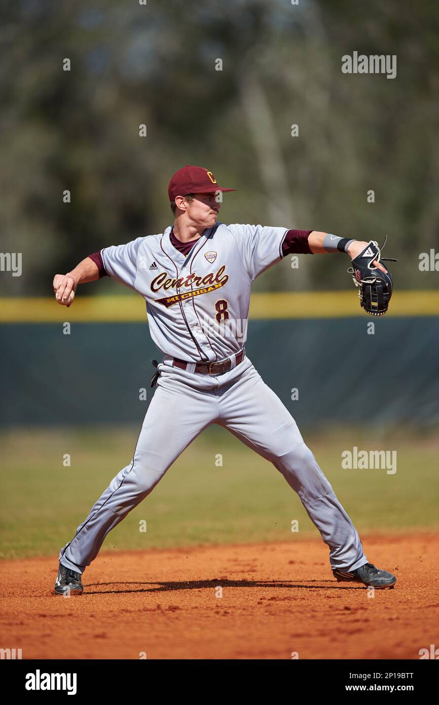 Central Michigan Chippewas shortstop Zach McKinstry (8) throws to first ...